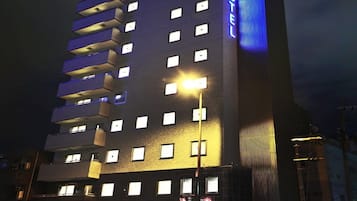 Fachada da propriedade à noite