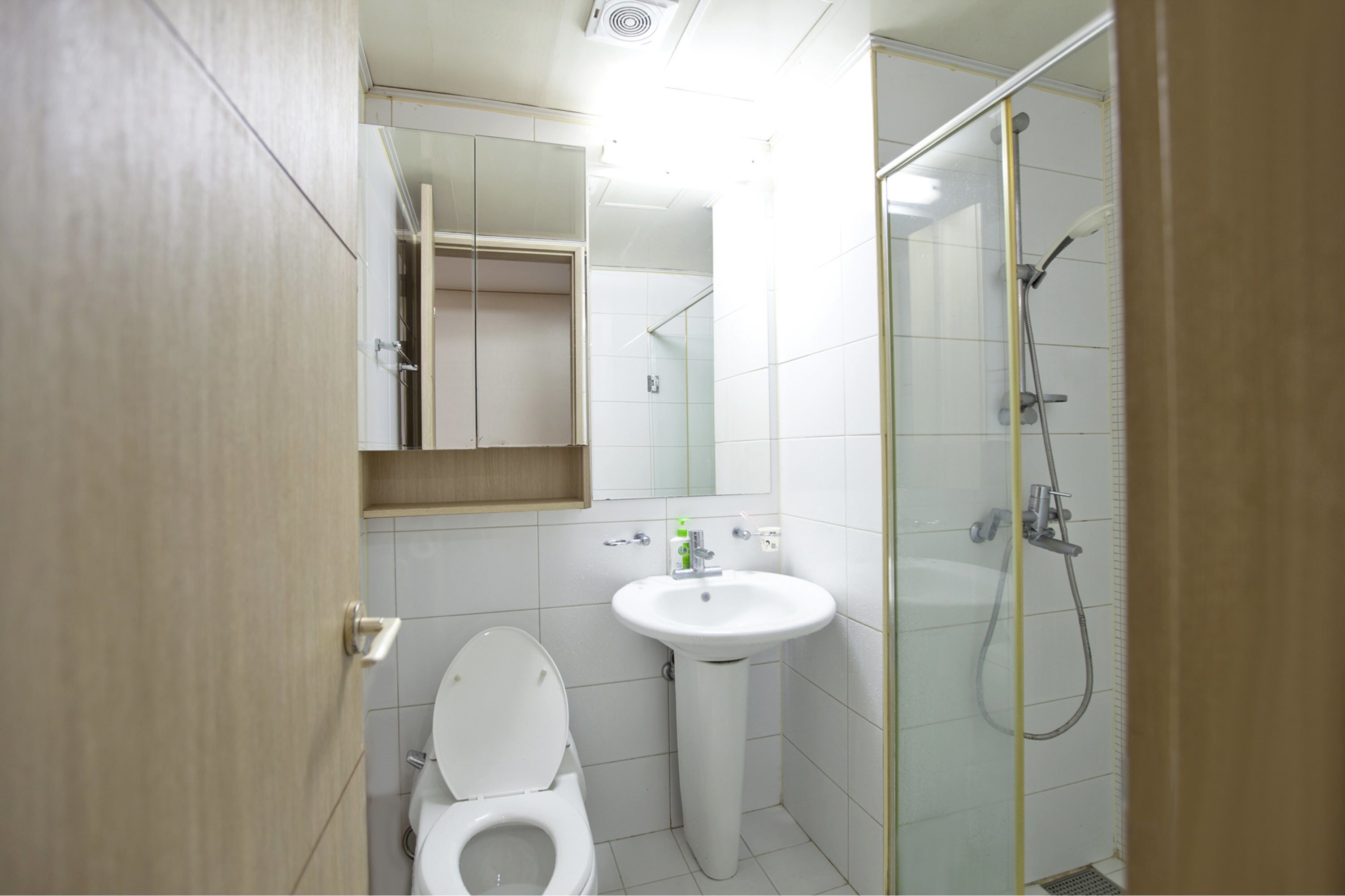 Apartamento | Banheiro | Chuveiro, produtos de toalete grátis, secador de cabelo, chinelos