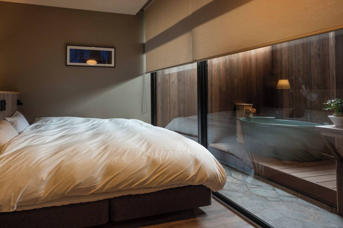 Quarto standard, para não fumantes, banheira de imersão | 1 quarto, cofres nos quartos, Wi-Fi de cortesia