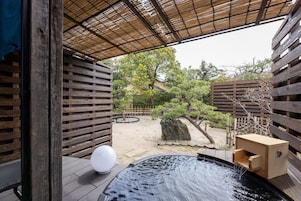 Quarto luxo, para não fumantes, banheira de imersão (Maisonette) | Banheiro | Produtos de toalete grátis, secador de cabelo, chinelos, bidê