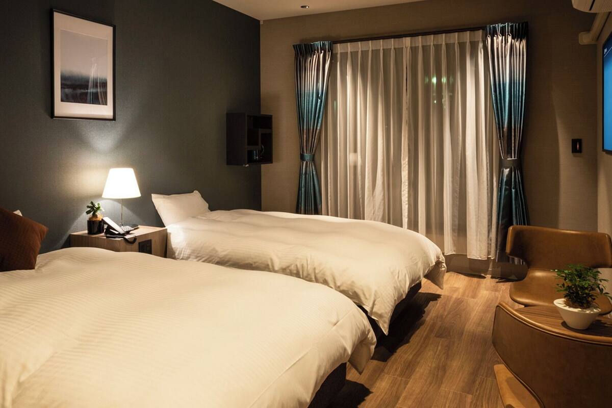 Quarto duplo standard, 2 camas de solteiro, para não fumantes, banheiro privativo | 1 quarto, cofres nos quartos, Wi-Fi de cortesia