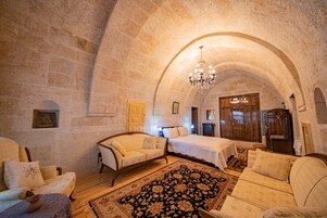 Quarto superior | Cofres nos quartos, escrivaninha, ferros/tábuas de passar roupa