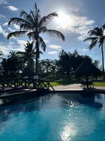 Piscina exterior, toldos gratuitos, guarda-sóis 