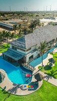 Piscina exterior, toldos gratuitos, guarda-sóis 