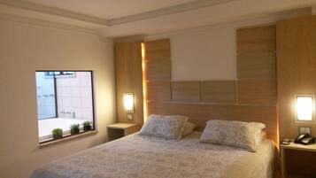 Quarto executivo, 1 cama King | Frigobar, escrivaninha, cortinas blackout, Wi-Fi de cortesia