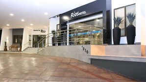 Entrada de hotel com design moderno, escadaria e número do endereço visível.