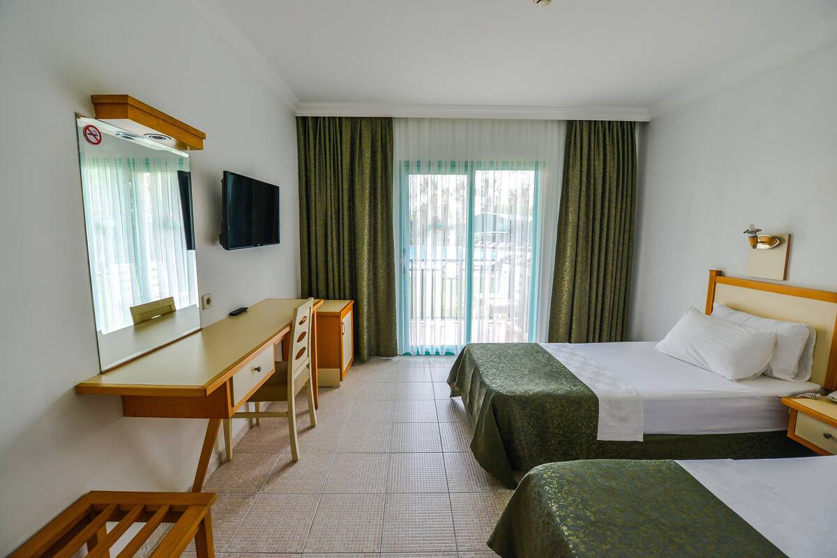 Cofre no quarto, secretária, roupa de cama fornecida 