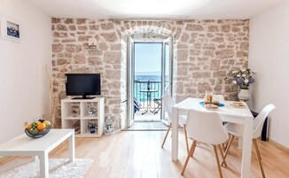 Apartamento Deluxe, 1 quarto, vista para o mar | Sala de estar | Televisor de 40 polegadas com canais via satélite 