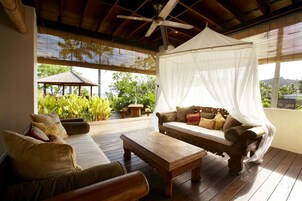 Casa superluxo, 3 quartos, piscina particular, vista para o oceano | Área de estar | TV, DVD player