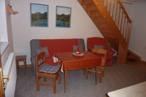 Apartamento família | Área de estar | TV