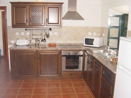 Um frigorífico, um micro-ondas, uma placa de cozinha 