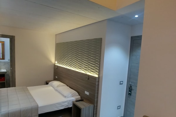 Suite Júnior | Minibar com produtos grátis, cofre no quarto, quartos insonorizados