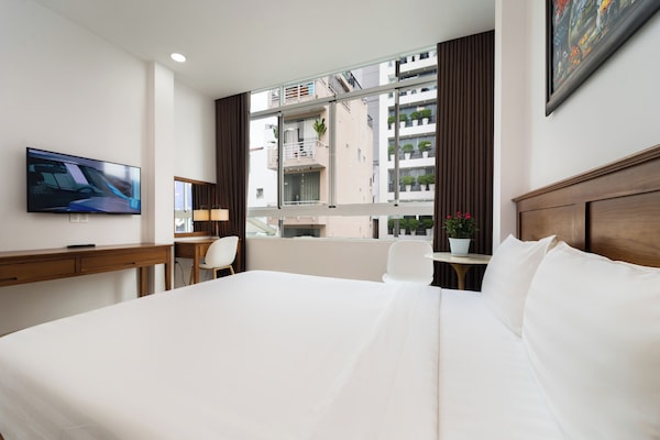Quarto Duplo Deluxe, 1 cama queen-size, Vista para a cidade | Televisão