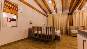 Frigobar, cofres nos quartos, escrivaninha, quartos à prova de som