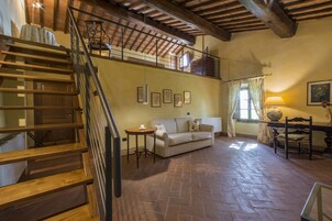 Suite Deluxe, vista para a colina | Sala de estar | TV de ecrã plano, filmes pagos 