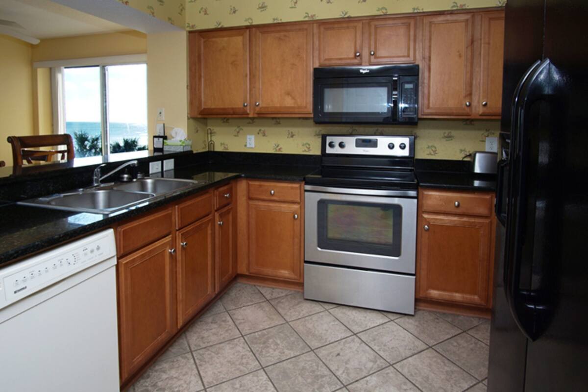 Apartamento em Condomínio Fechado, 4 quartos, junto ao mar | Cozinha privada | Um frigorífico/congelador grande, um micro-ondas, um forno