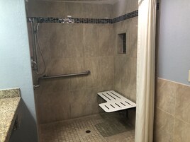 Quarto, 1 cama King, para fumantes | Banheiro | Chuveiro/banheira combinados, produtos de toalete grátis