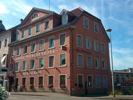 Um edifício de vários andares com a placa 