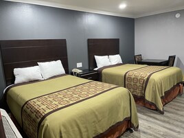 Quarto solteiro básico, 2 quartos, para fumantes | Escrivaninha, Wi-Fi de cortesia, roupa de cama
