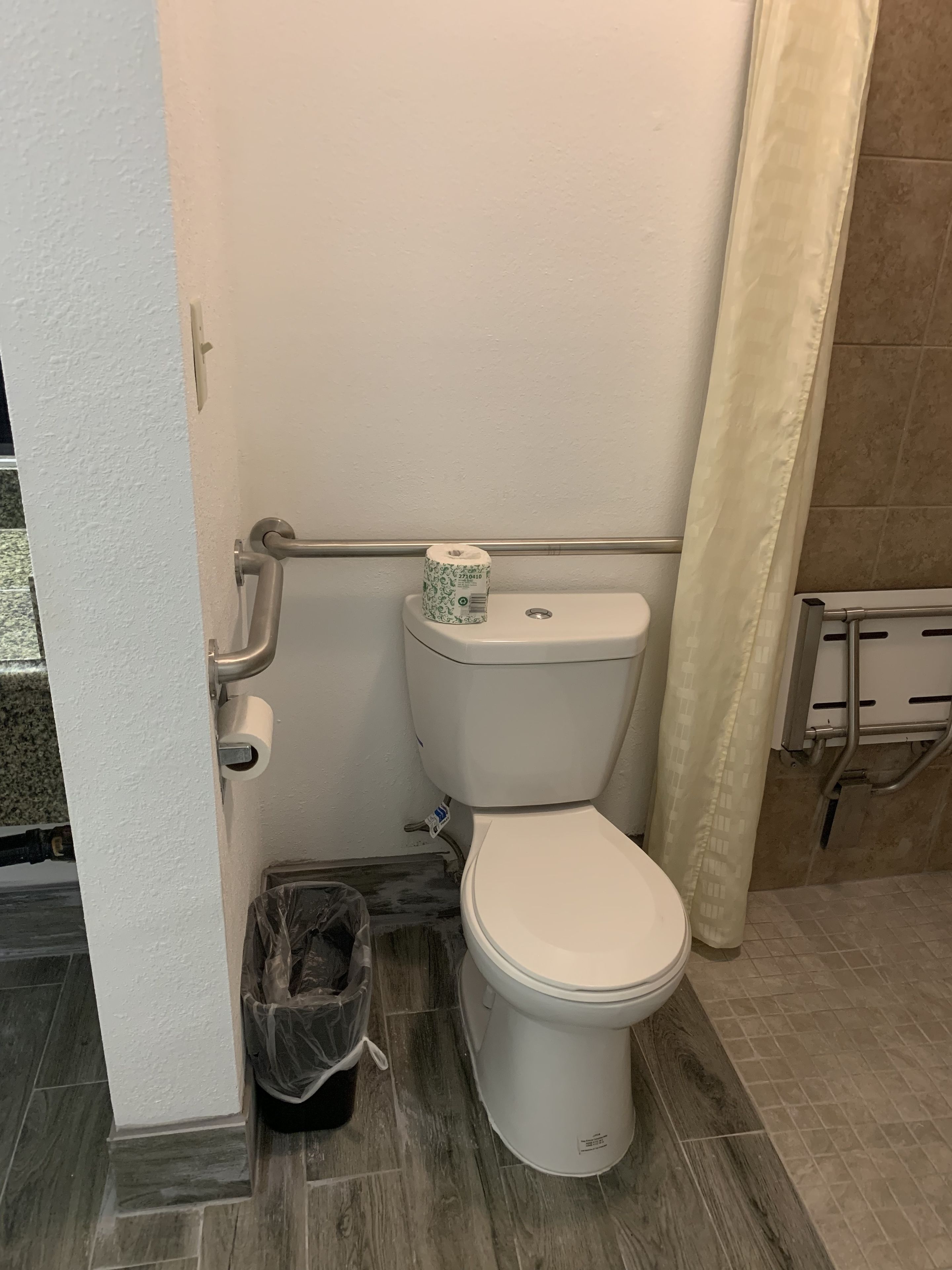 Quarto Individual Básico, 1 cama queen-size, acessível, casa de banho privativa | Comodidades da casa de banho | Artigos de higiene pessoal grátis, toalhas fornecidas 