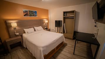 Quarto executivo | Escrivaninha, ferros/tábuas de passar roupa, Wi-Fi de cortesia