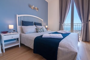 Quarto triplo luxo, vista para o mar (Giuliana) | Escrivaninha, berços (sobretaxa), Wi-Fi de cortesia, roupa de cama