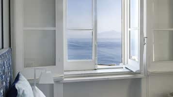 Quarto luxo | Frigobar, escrivaninha, ferros/tábuas de passar roupa