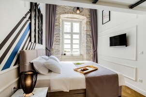 Apartamento Superior | Cofre no quarto, secretária 