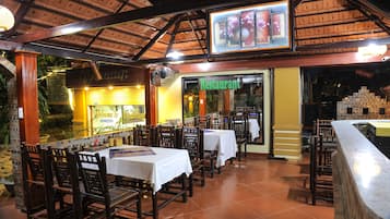 Pequenos-almoços, almoços, jantares servidos, cozinha local