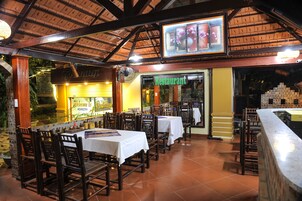 Pequenos-almoços, almoços, jantares servidos, cozinha local 