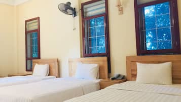 Quarto Triplo Panorâmico, 1 quarto, vista para o pátio, junto ao pátio | 1 quarto, minibar, secretária