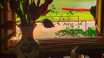 Quarto quádruplo família, vista para a montanha | Escrivaninha, Wi-Fi de cortesia, roupa de cama