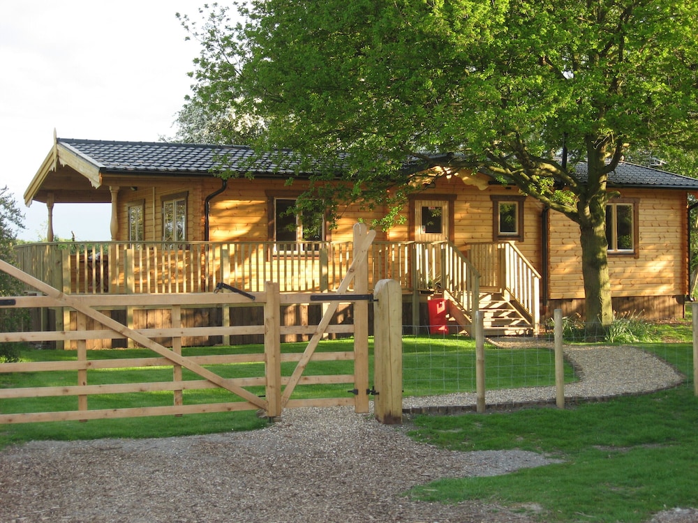 Orchard Lodge, Exclusive Log Cabin, York Riverside Village 2m P+r, 4m City Walls - Yorkshire