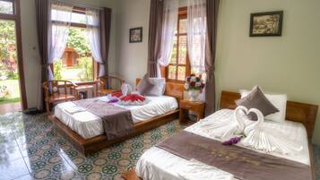 Quarto duplo luxo | Edredons de pluma, frigobar, individualmente mobiliados, escrivaninha