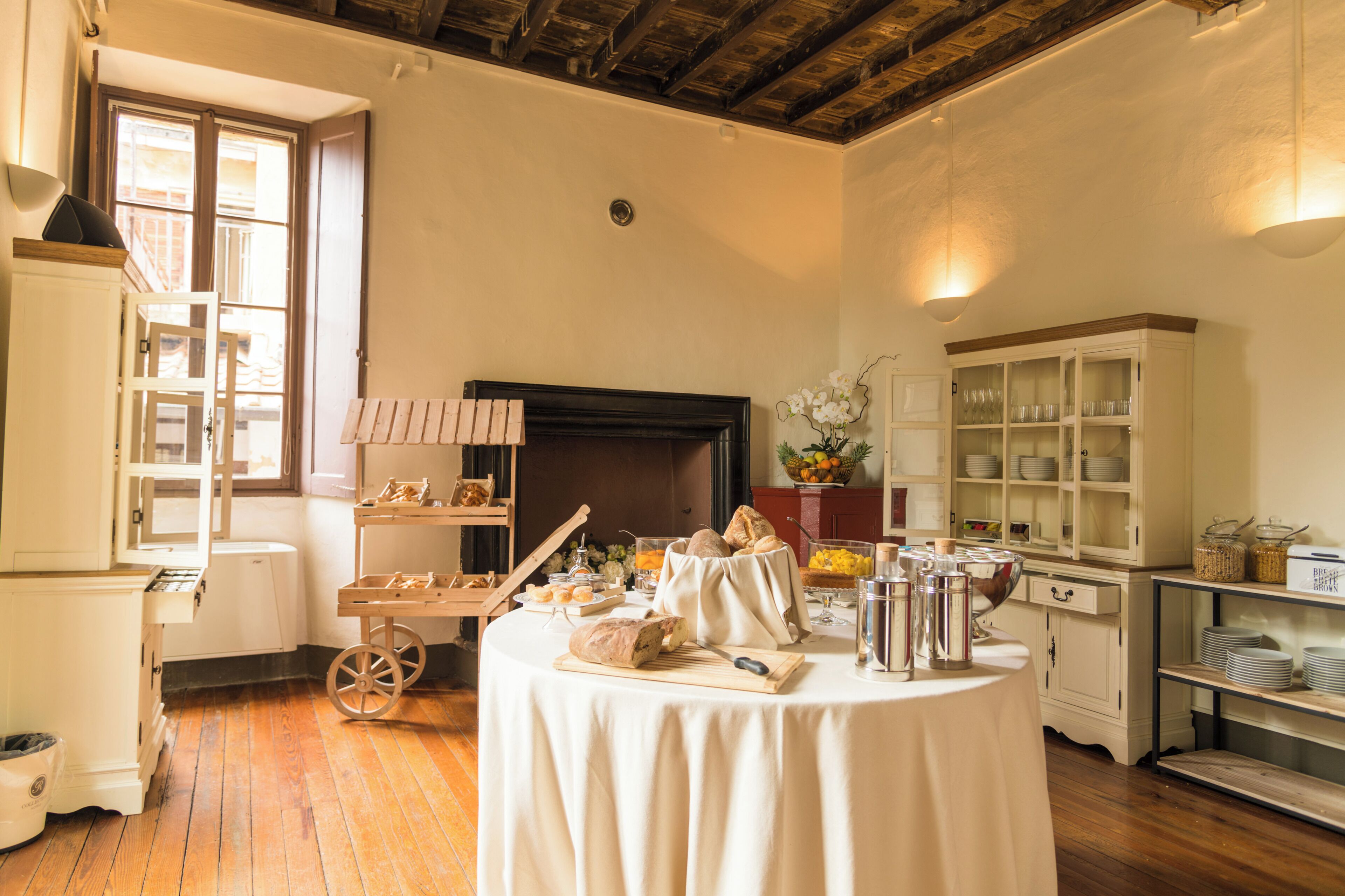 Café da manhã com buffet grátis todos os dias