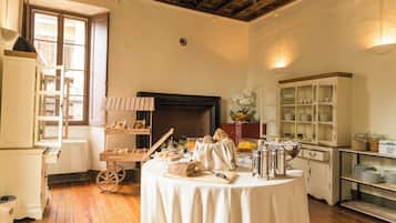 Café da manhã com buffet grátis todos os dias