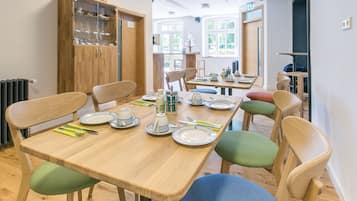 Café da manhã com buffet diário (EUR 9.90 por pessoa)