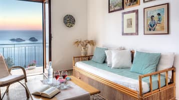 Apartamento, 3 quartos | Sala | TV de ecrã plano