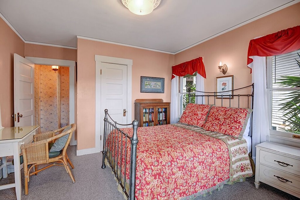 5 Bdrm Home, Vaulted Ceilings, Amazing 180 Degree Ocean View - 176 Middle Terrac - Santa Catalina Island, CA