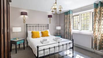 5 quartos, com decoração personalizada, com mobília individualizada