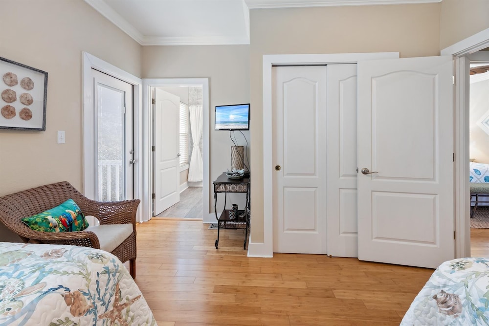 Fully Renovated Condo Near The Beach Perfect For Families W/ Tiki Bar & Grill - Perdido Key, FL