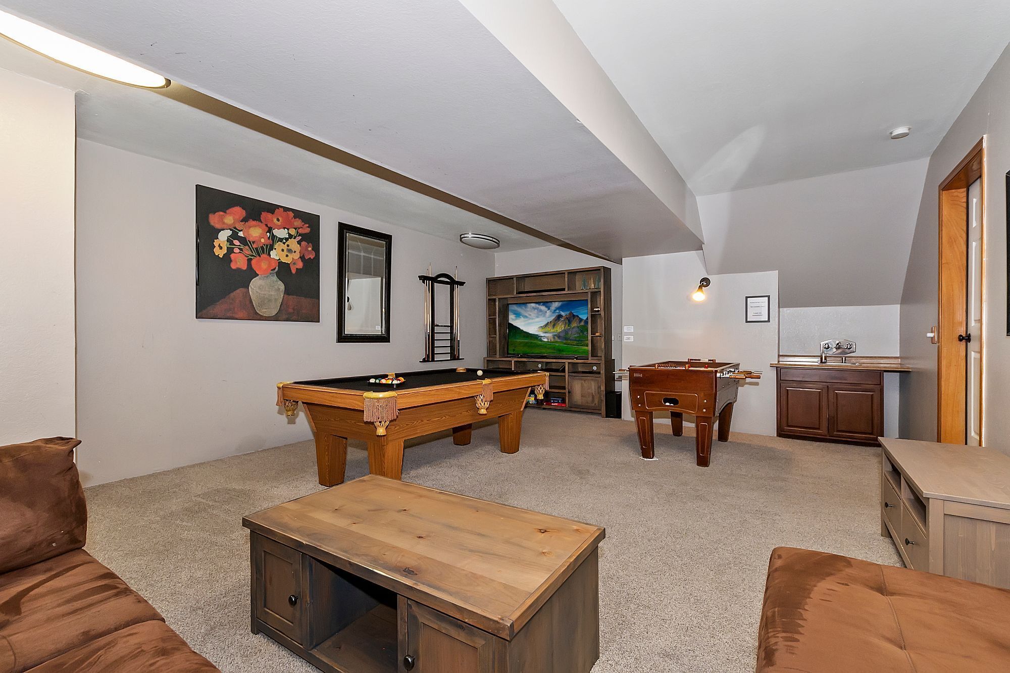 Fox Lodge By Destination Big Bear : Gorgeous & Immaculate In Fox Farm! Landscaped Yard! Spa! Game Room W/ Pool Table & More! - Big Bear Lake, CA