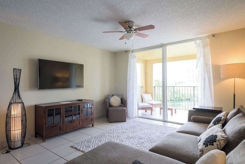 Amplio 2 Dormitorios Con Vista Al Agua Cerca De La Playa Y Aventura Mall - Aventura, FL