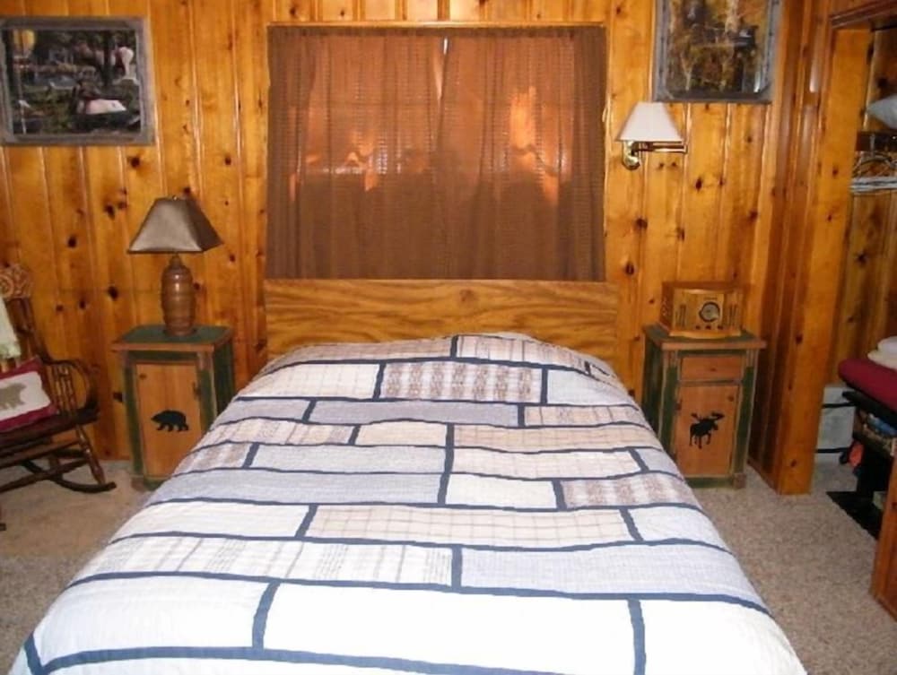 Honeymoon Cozy Forest Cabin - Greer, AZ