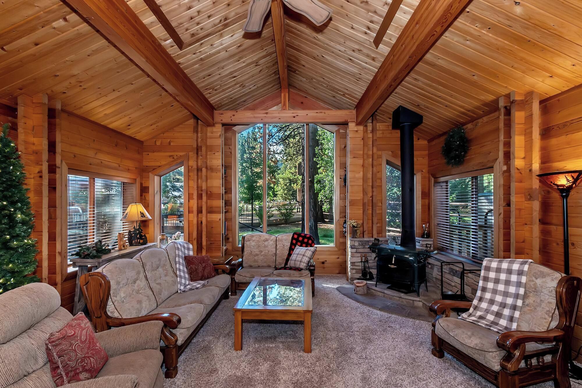 Ponderosa: Close To Bear Mtn & Snow Summit! Pet Friendly! Game Room! Bbq! Wifi! - Big Bear Lake, CA