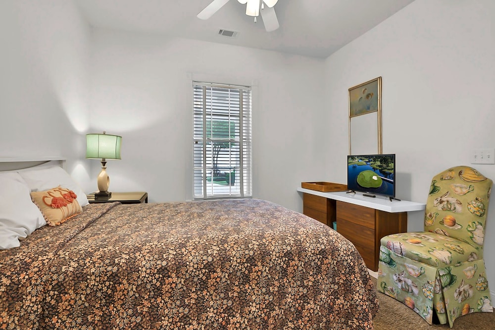 Eclectic & Spacious Ground Floor Villa W/ Lake Views + Updated Kitchen! - Myrtle Beach, SC