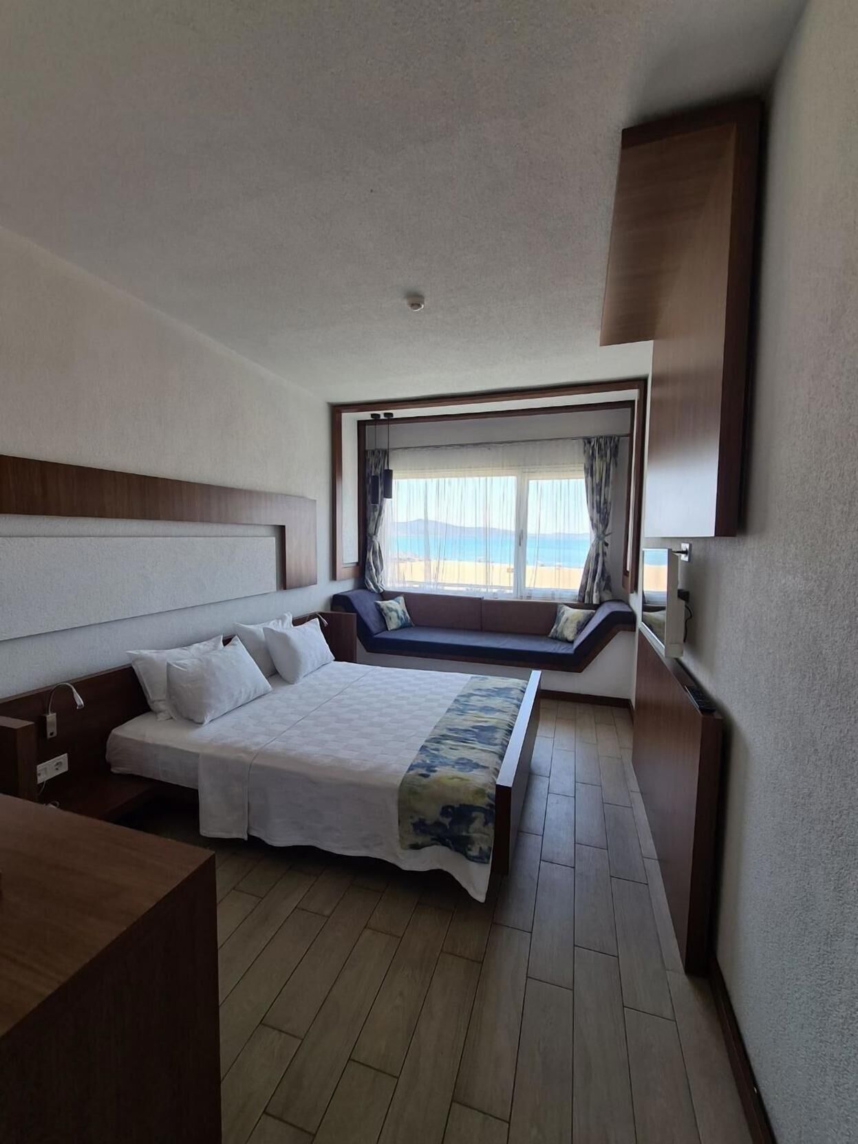 Minibar, cofre no quarto, secretária, Wi-fi grátis 