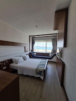 Quarto casal luxo, para não fumantes, vista para o mar | Frigobar, cofres nos quartos, escrivaninha, Wi-Fi de cortesia