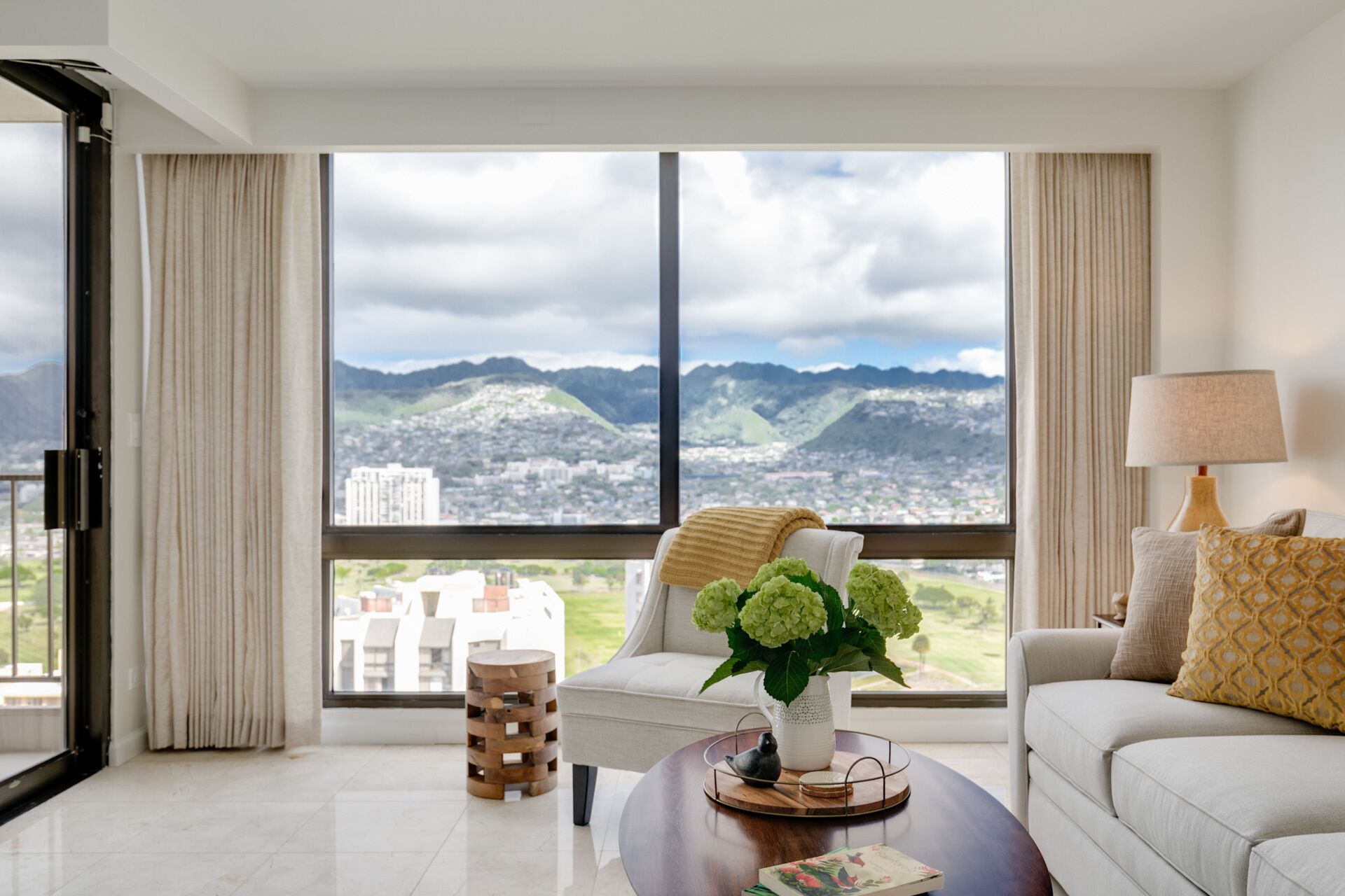 High Floor With Ac And Tropical Ko'olau Mountain Views! Washlet! - Honolulu, HI