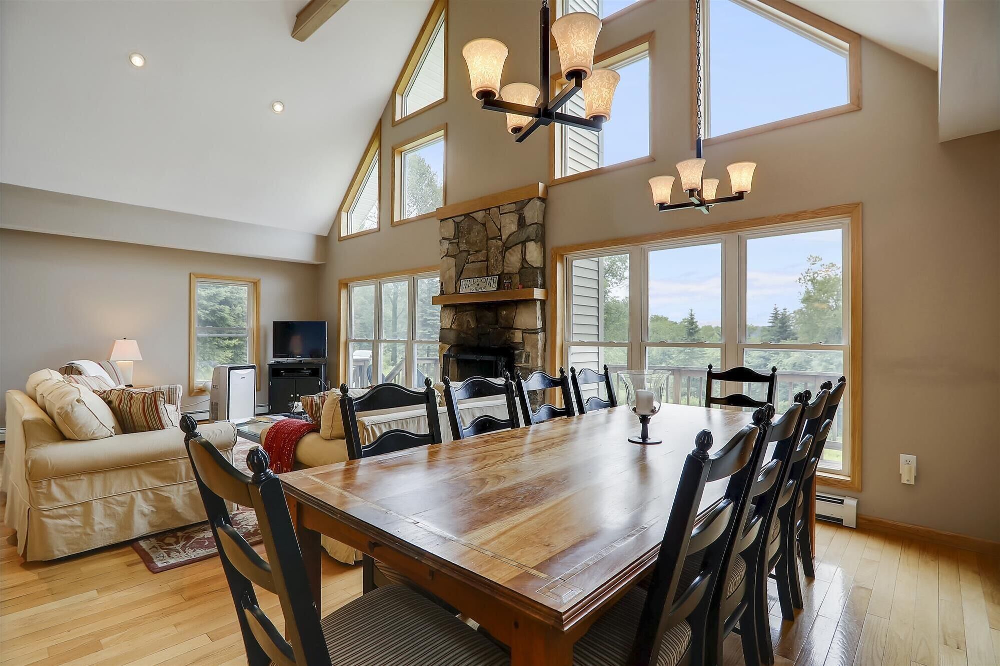 Four Seasons Chalet: 5 Br, Fireplace, Game Room, A/c! - Waterbury Village Historic District